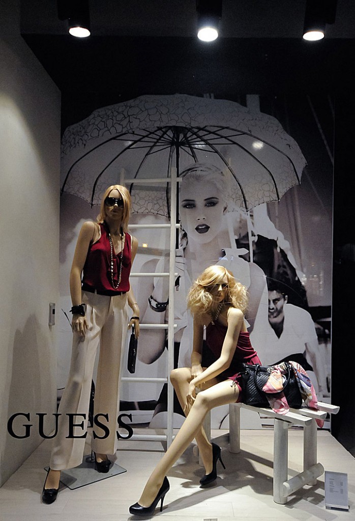 » Guess window displays, Budapest