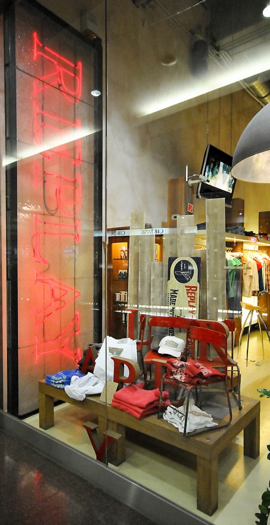 » Replay window displays, Budapest