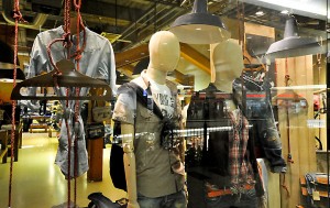 » Replay window displays, Budapest