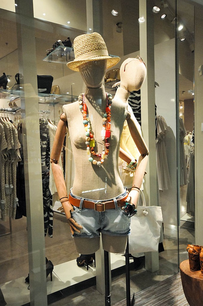 » Mango window displays Summer 2012, Budapest