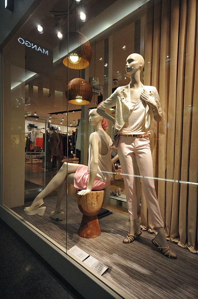 » Mango window displays Summer 2012, Budapest