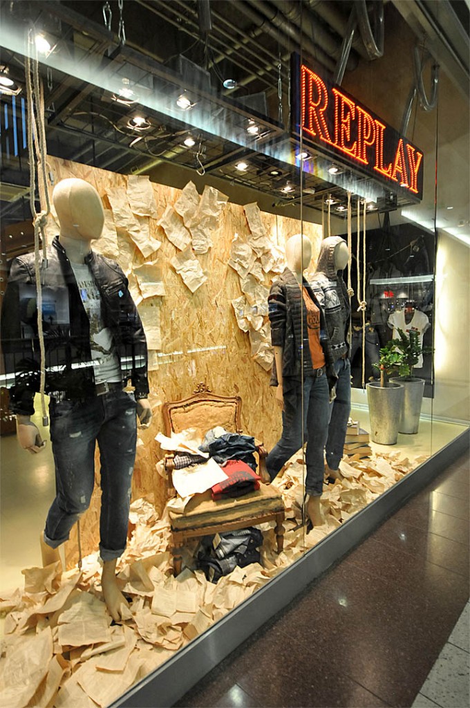 » Replay window displays Autumn 2012, Budapest