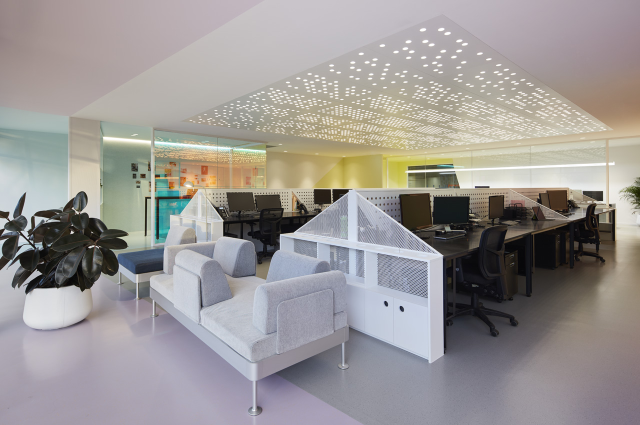 » Studio Y & ambience create a light and color-changing workplace