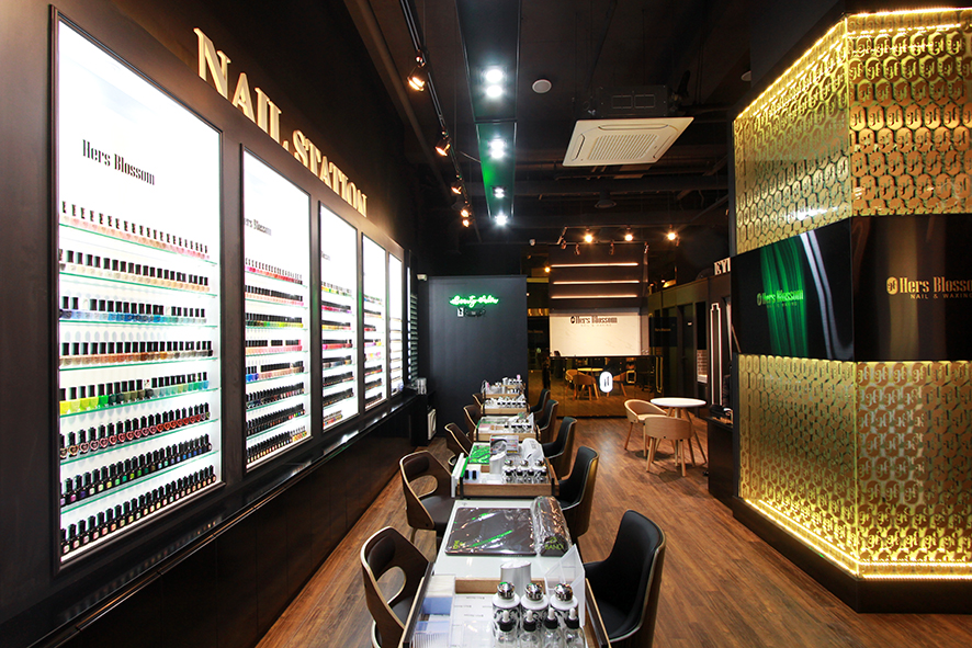 » Make a brand identity in light in a nail shop mixed with black and gold