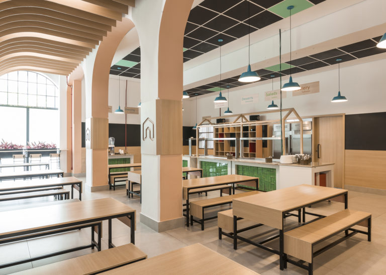 » Historical building from the 1800s converted into a bilingual school.
