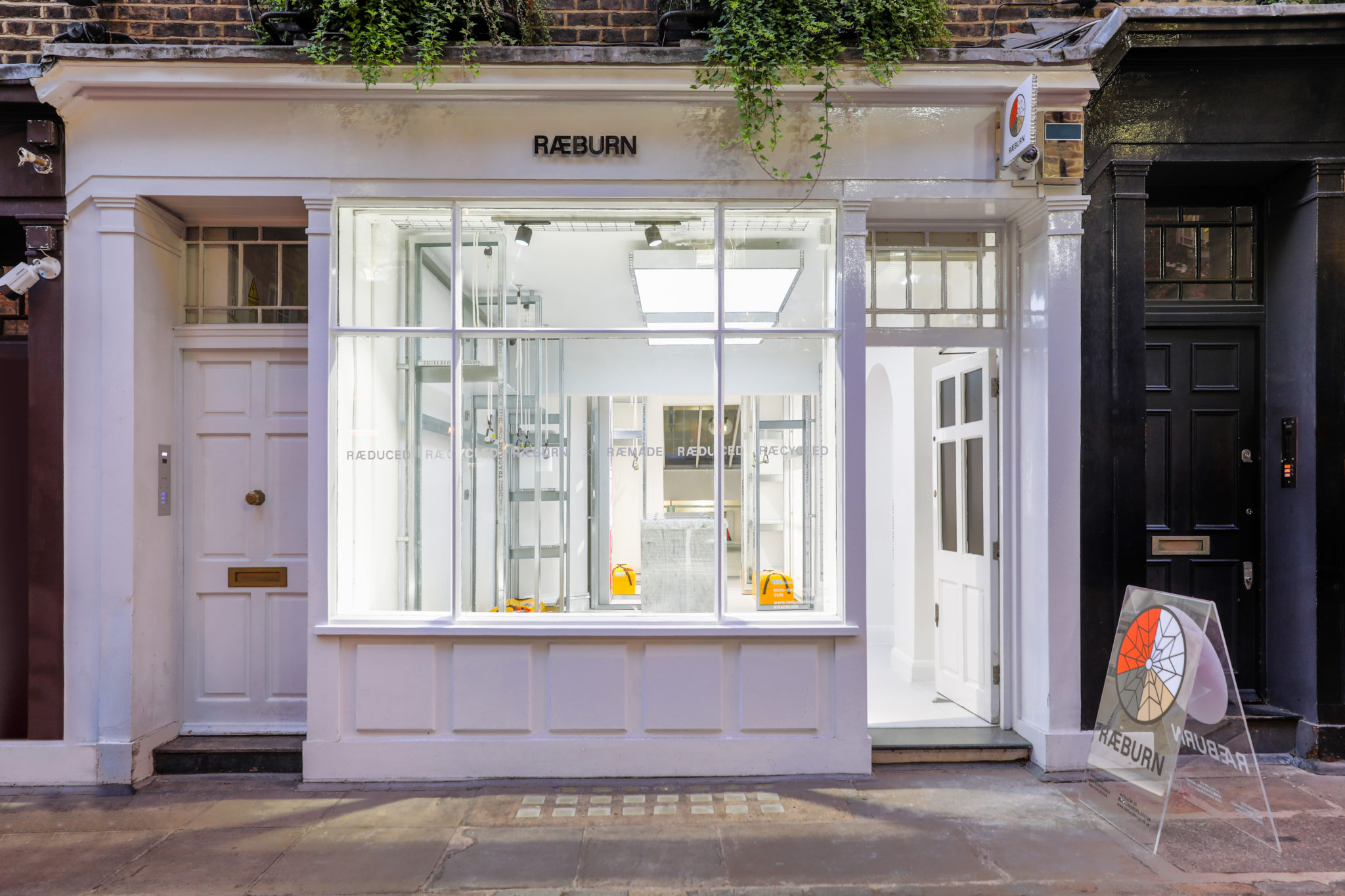 » RÆBURNS RECYCLED AND RECYCLABLE STORE ENVIRONMENT; SOHO