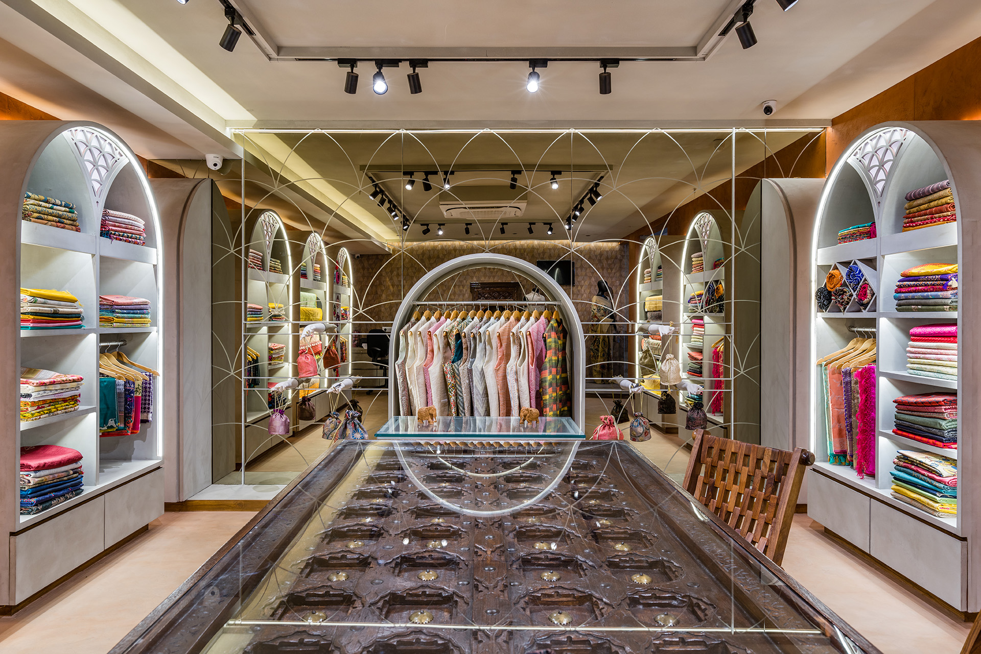 » Nueva A 35sq.m Indian Boutique Store reflecting the Indian Tradition.