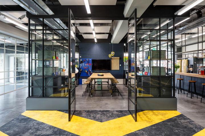 » Deloitte Digital office by DZAP