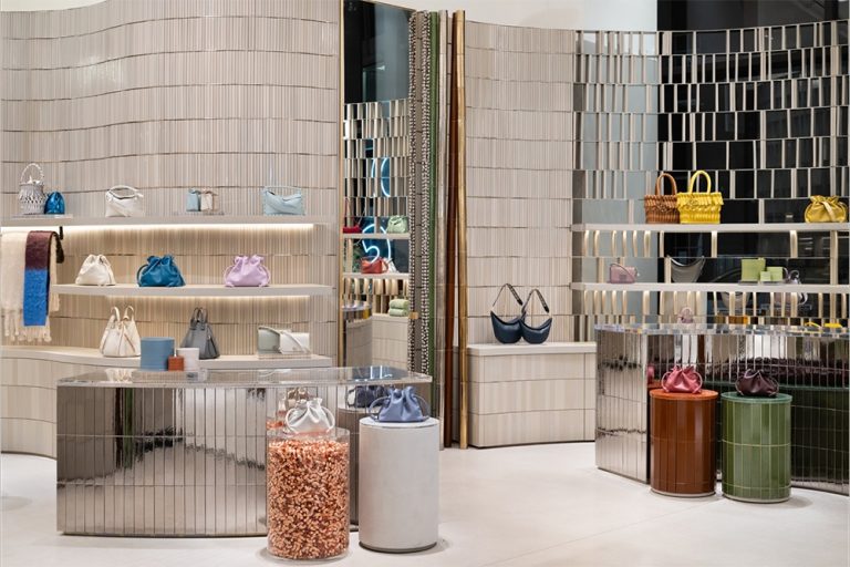 » LOEWE shop-in-shop