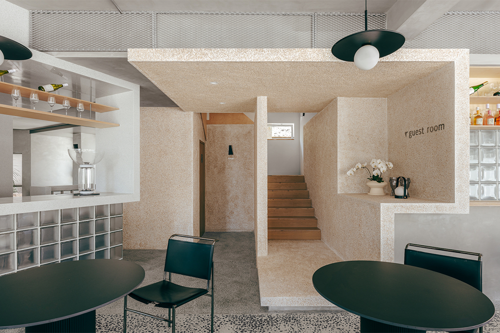 » hotels & restaurants