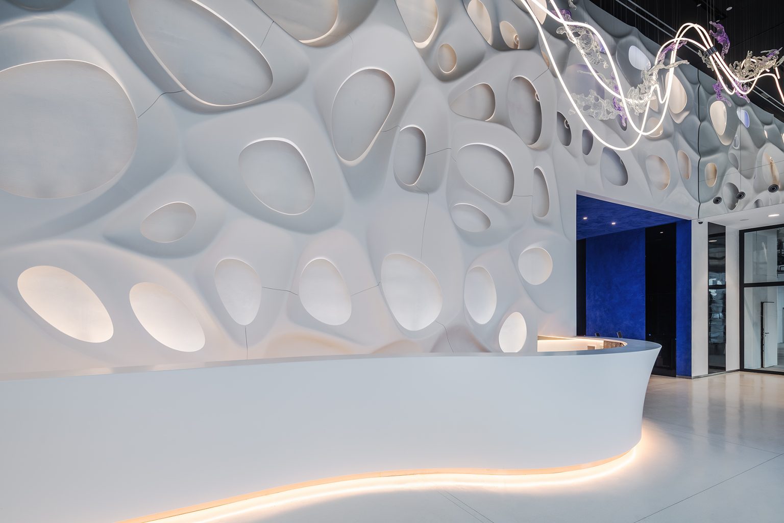 » HIMACS transforms a wall into a work of art with the “Bionic Wall ...