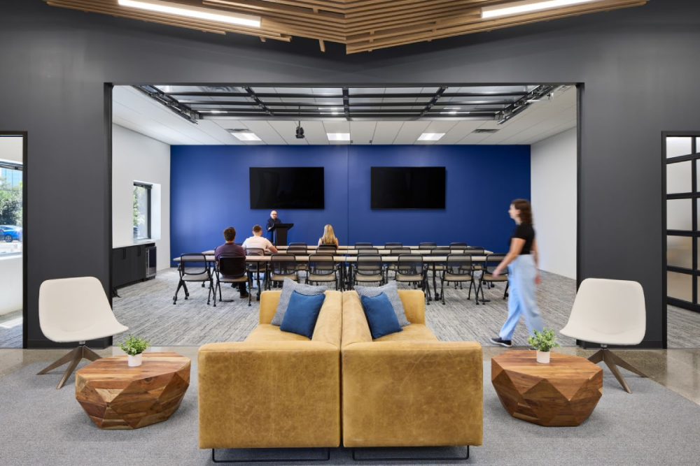 » Front Row Sales and Marketing Offices by Studio BV